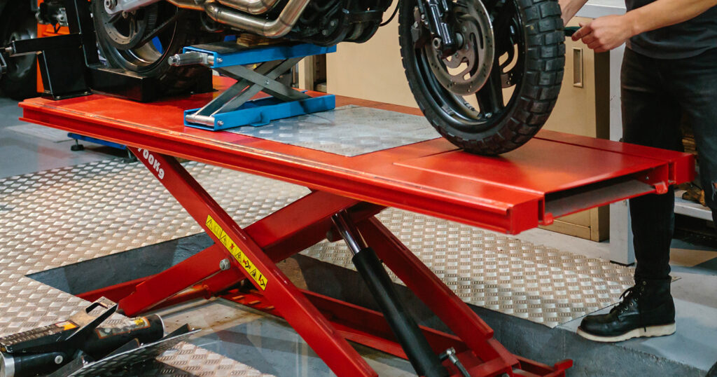 6 Best Motorcycle Lift Tables For Harley in 2025 - Gear Sustain